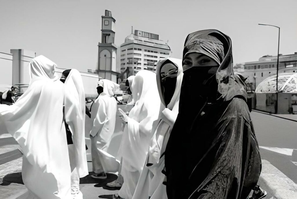Haïk : L'Élégance Intemporelle de la Tenue Traditionnelle des Femmes ...