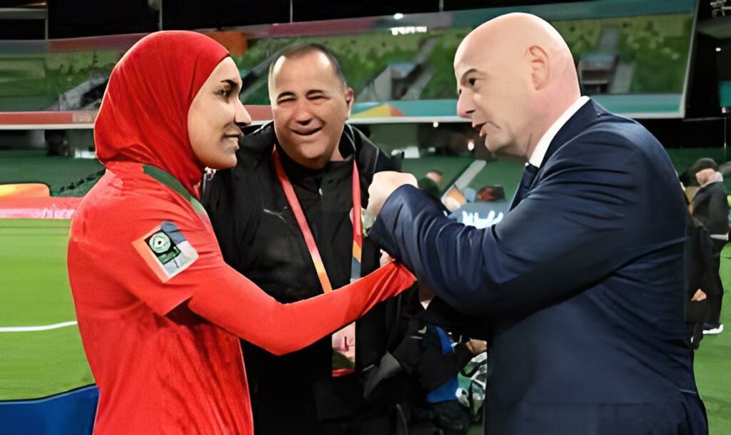 Nouhaila Benzina : L'Inspirante Pionnière du Football Mondial Jouant ...